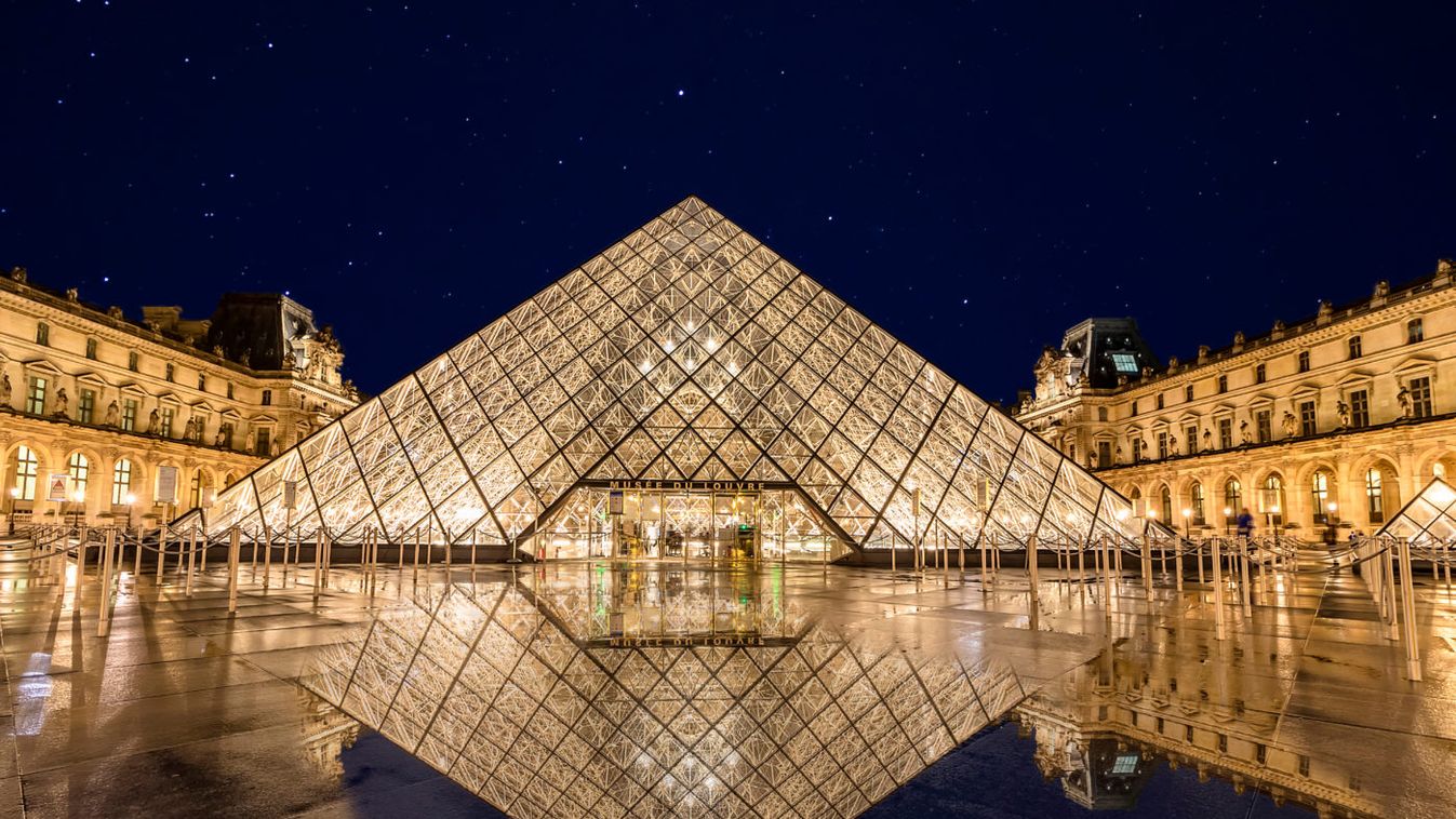 A Louvre is átállt online