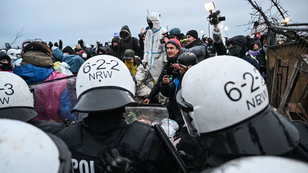 Ledózerolják a falut, klímaaktivistákat távolítanak el a német rendőrök ...