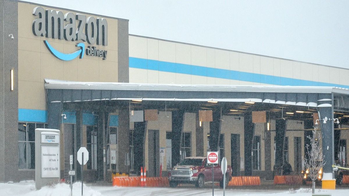 Nem áll le az Amazon: ezrével küldik ki a felmondóleveleket - Világgazdaság