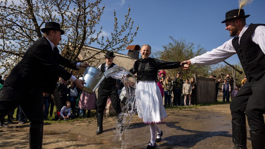 Ilyen volt a húsvéti locsolás népviseletben vagy anélkül – videók