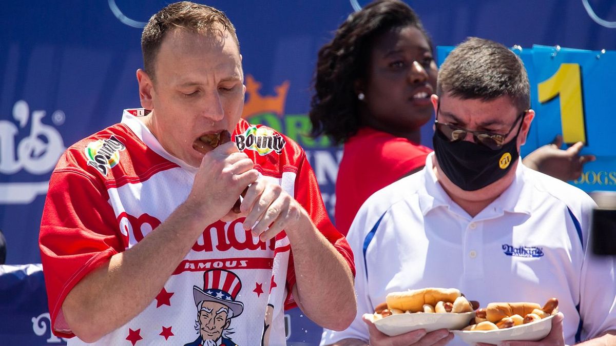Ismét Joey Chestnut torkán csúszott le a legtöbb hot dog, de most nem ...